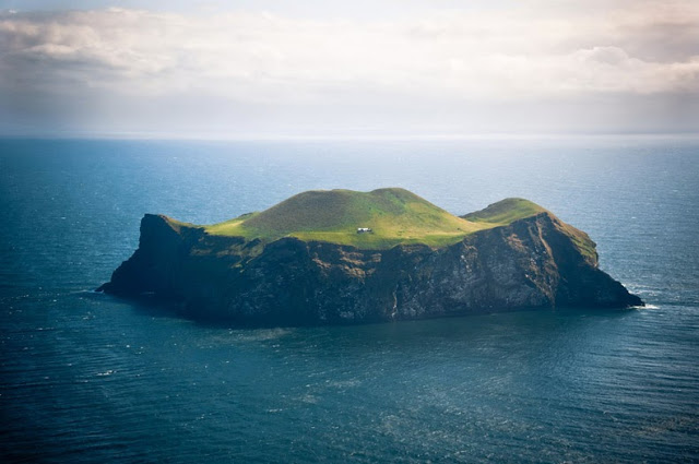La solitaria casa en la isla de Elliðaey