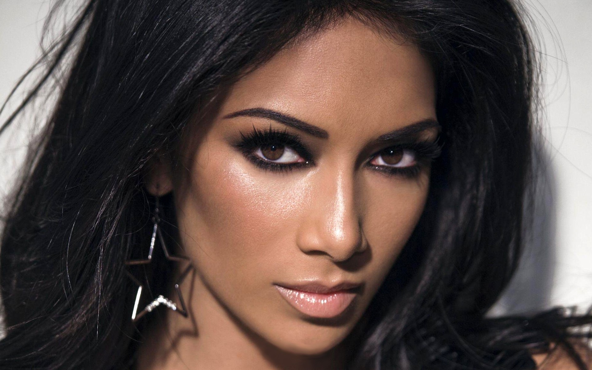 Nicole Scherzinger Buttons Wallpaper