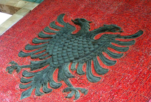 Simboli i Shqipërisë, flamuri dhe shqiponja dy krenare