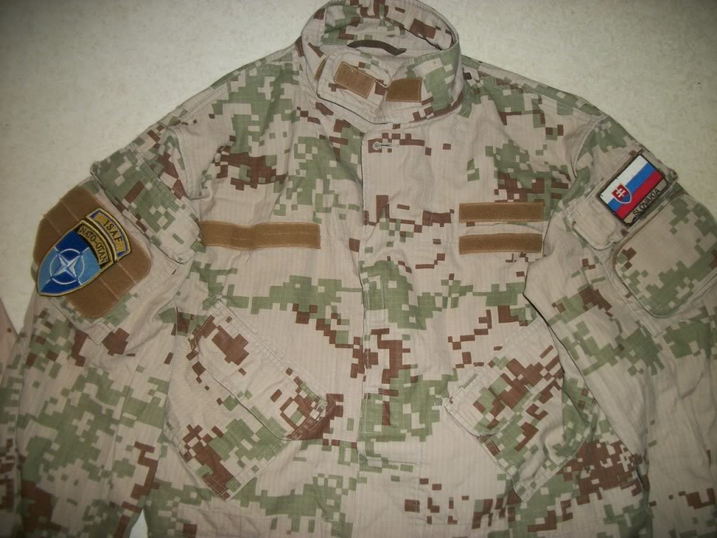 Some Slovakian Desert Uniform items