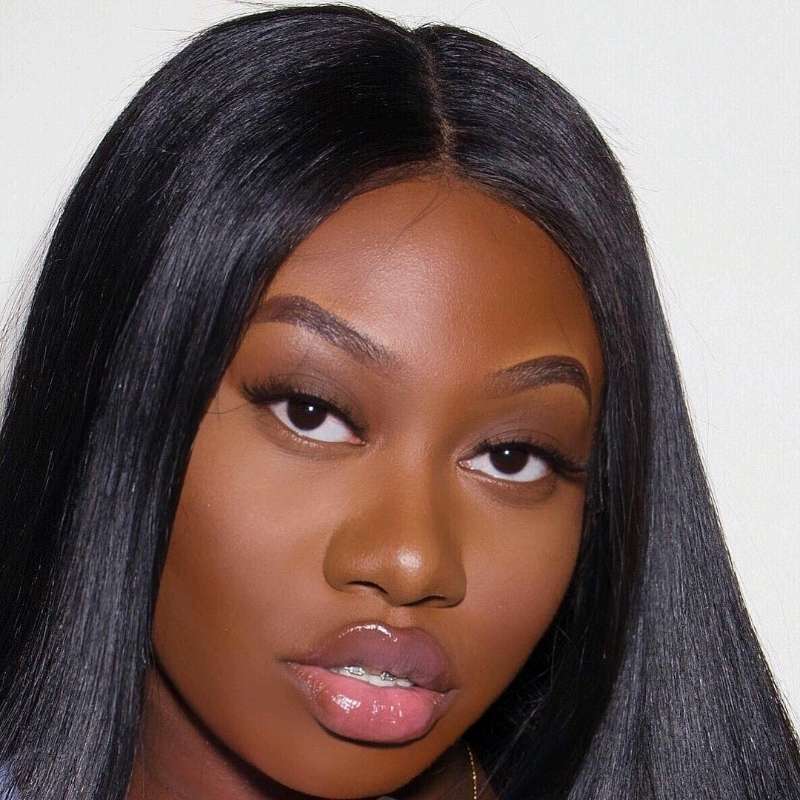 SCAMMER WITH PHOTOS OF ELLE JONES