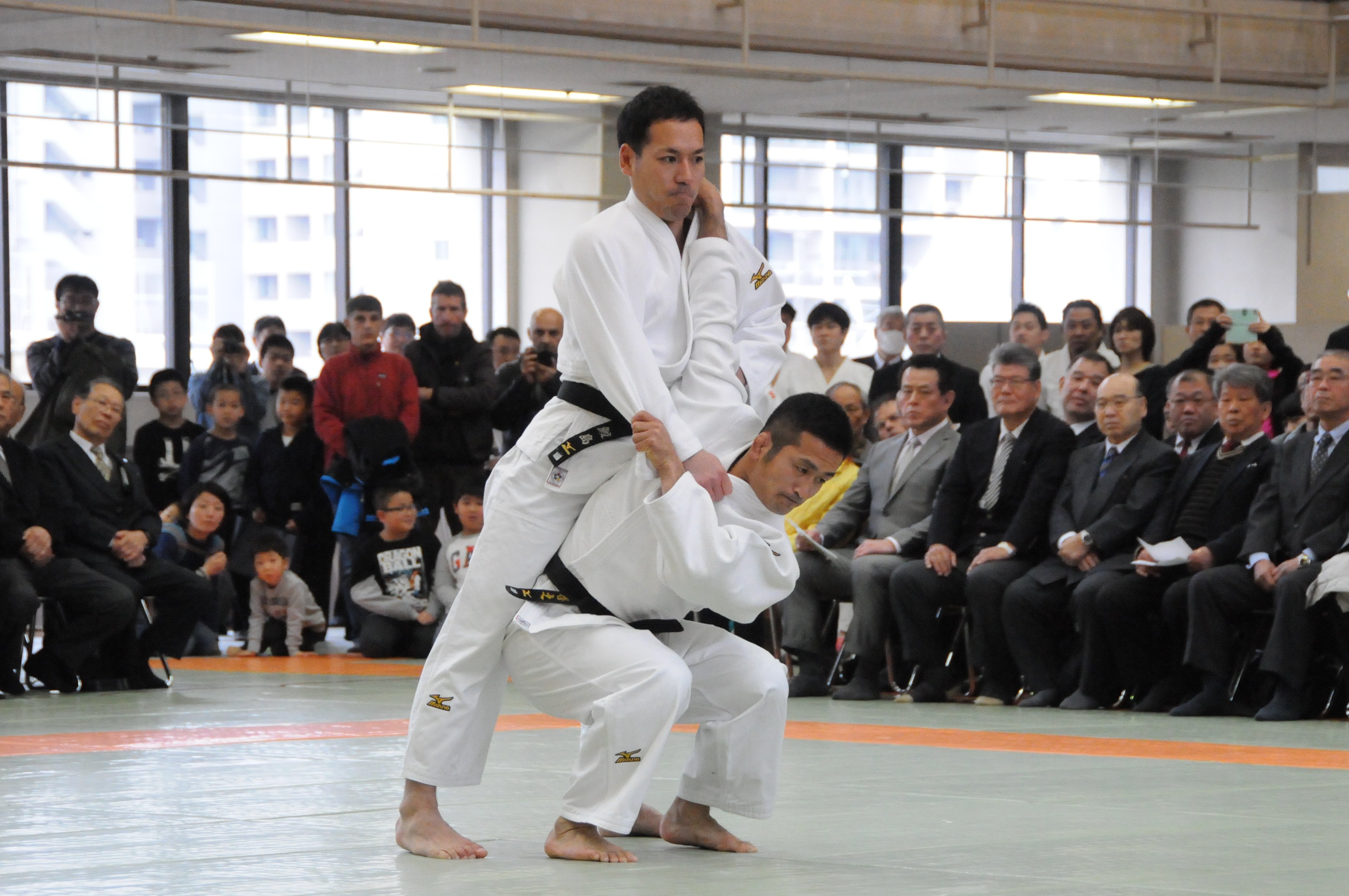 Tsurikomi Goshi - Tsurite problems