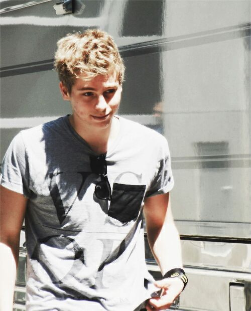 Your blue eyes. (Luke Hemmings y _______ Colohu)