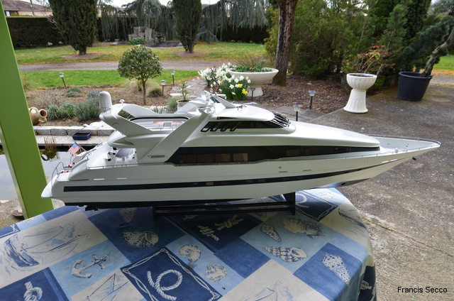 Mega-Yacht Moonraker [Graupner 1/25°] de francis47