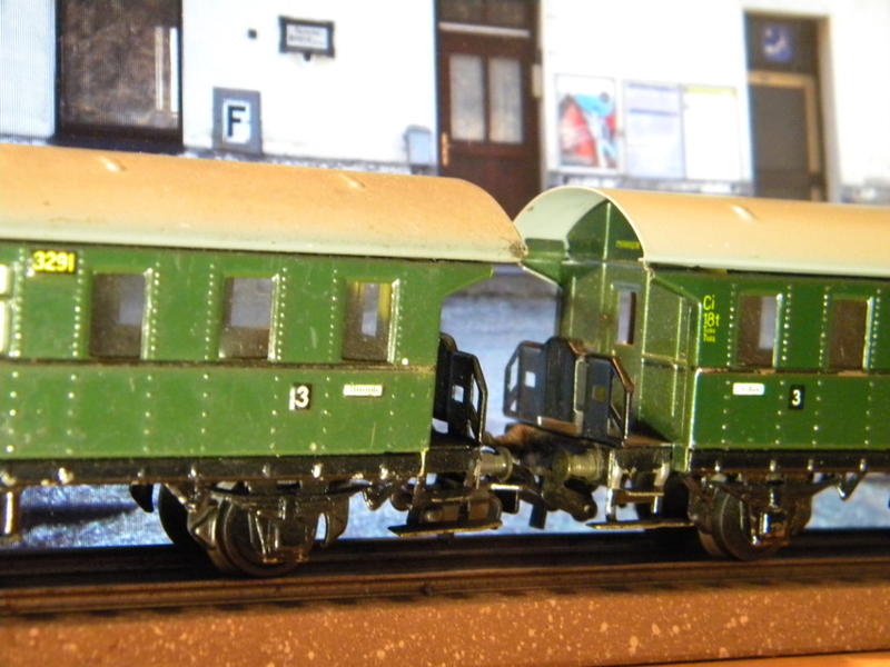 Märklin 329/1 bzw 4002 Personenwagen 2achsig grün
