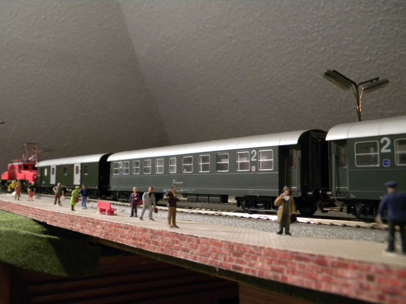 Klein Modellbahn #3851: Personenwagen der ÖBB + Packwagen, beide grün