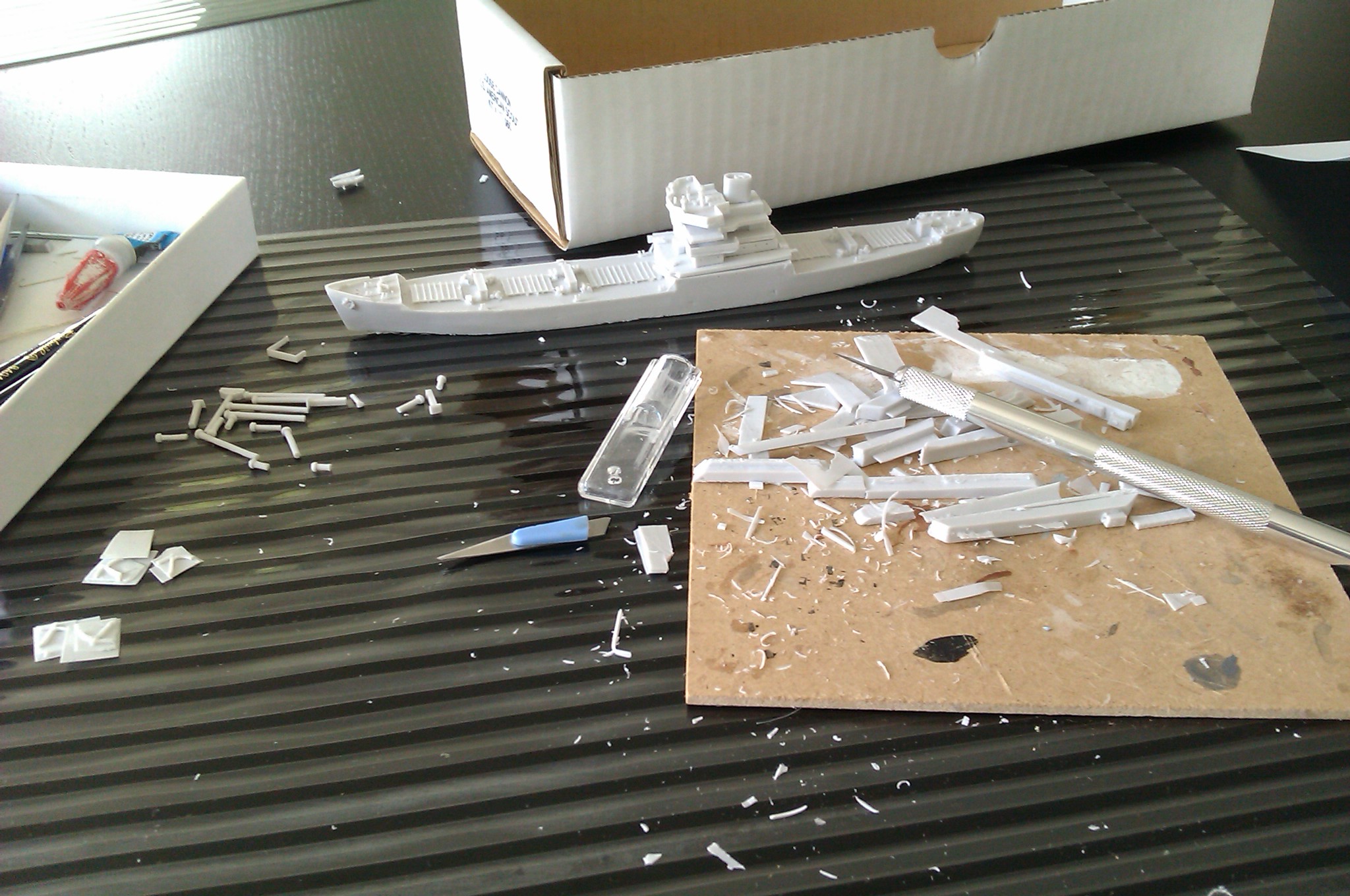 USS Thurston 1/700 à partir du kit Armerican scout de Loose cannon