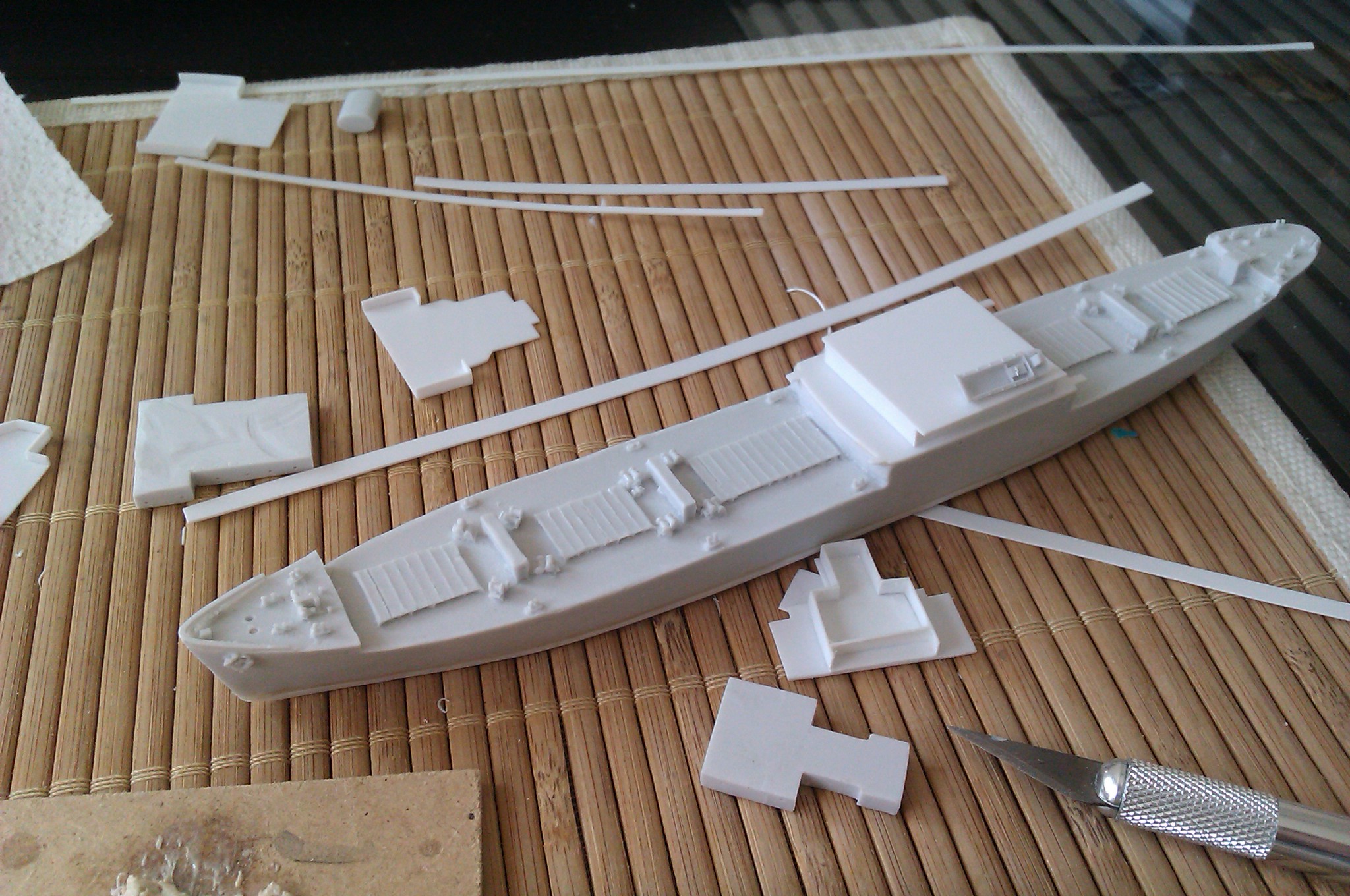 USS Thurston 1/700 à partir du kit Armerican scout de Loose cannon
