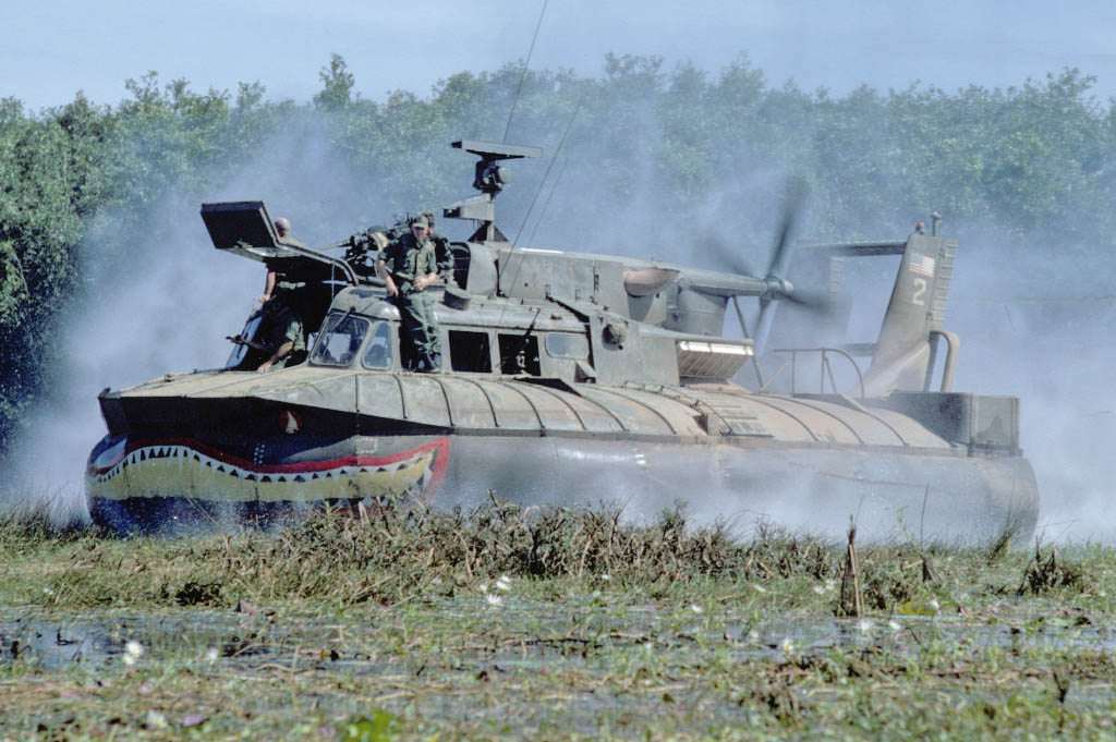 Patrol Air Cushion Vehicle (PACV) et Patrol Boat River (PBR)