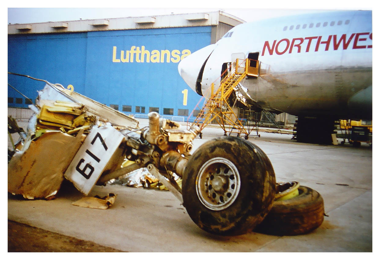 Flugzeugschlepper gerät in Brand und beschädigt LH A340 (D-AIFA)