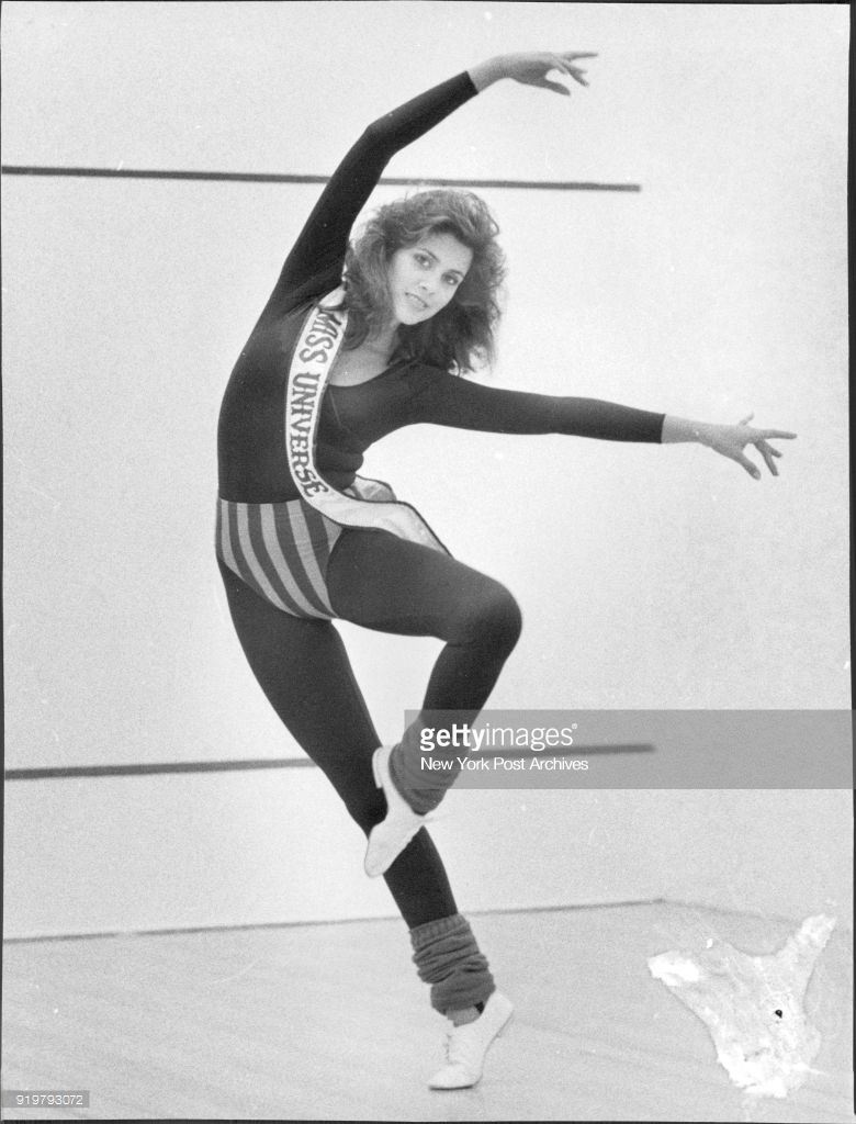 Miss Universe 1985, Deborah Carthy-Deu, mostrando su faceta de ...