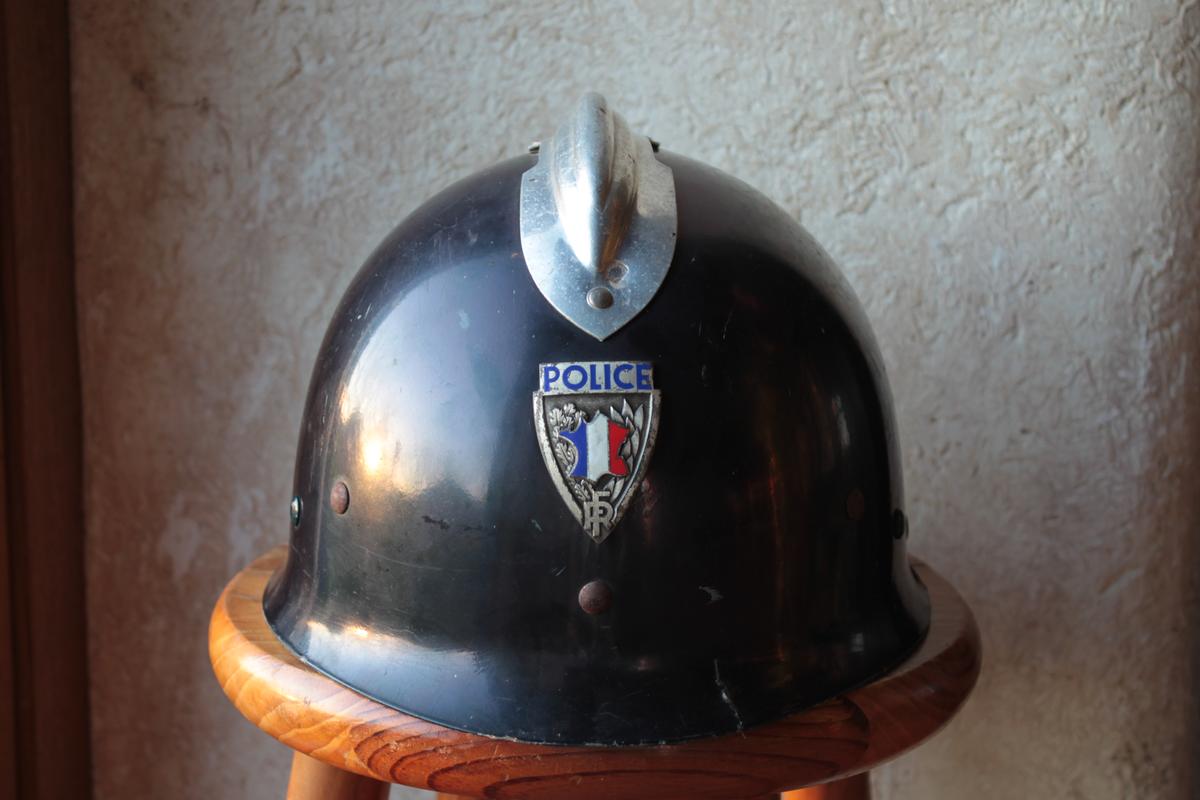 un petit casque de la police nationale 1968 - merci Papa!!!