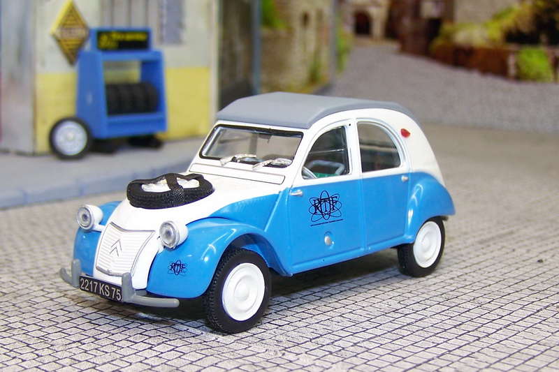Citroën miniatures et HACHETTE + AUTO PLUS > "Collection 2 CV CITROËN ...