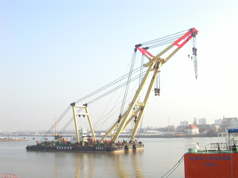 NAISSANCE ET VIE D’UN MODELE « HORS DU COMMUN » le ponton grue ENAK